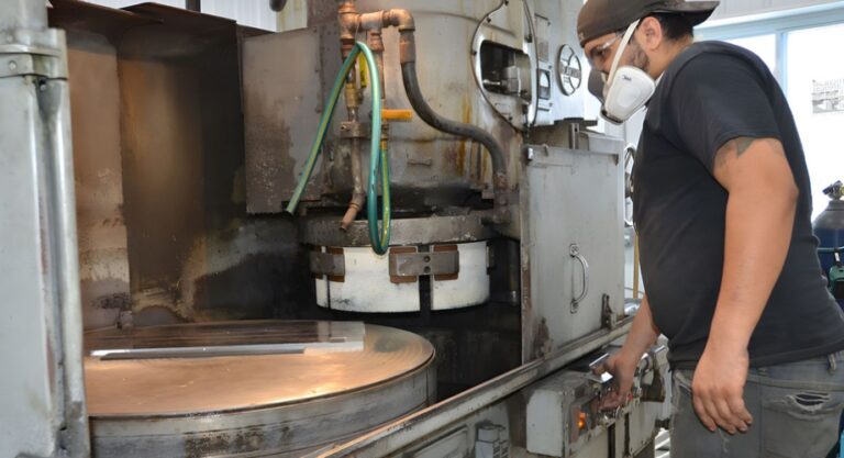 Comprendre la rectification Blanchard : avantages et applications expliqués | AT-Machining